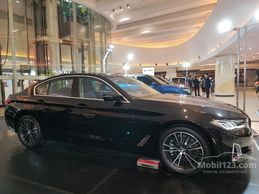 Jual Mobil BMW 530i 2022 Opulence 2.0 di DKI Jakarta Automatic Sedan ...