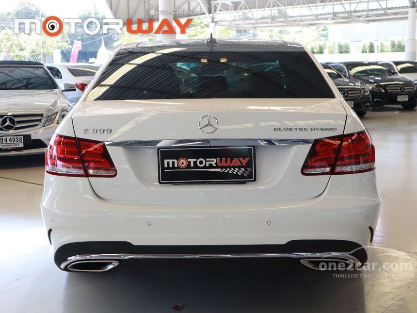 Mercedes-Benz E300 2015 W212 (ปี 10-16) AMG Dynamic Blue TEC HYBRID 2.1 เกียร์อัตโนมัติ สีขาว ...