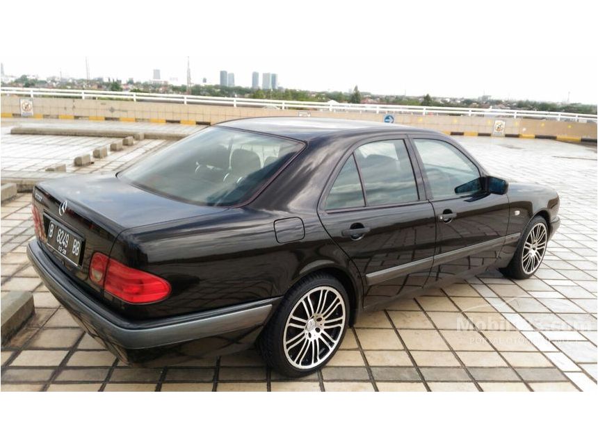 Jual Mobil Mercedes-Benz E230 2000 MT 2.3 di Banten Manual Sedan Hitam ...