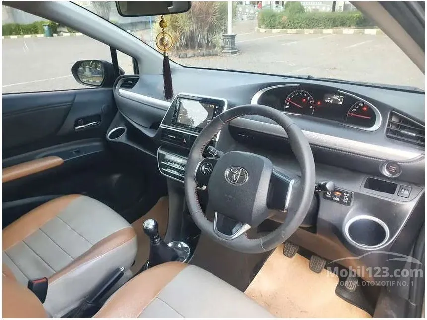 Jual Mobil Toyota Sienta 2017 V 1.5 di Jawa Timur Manual MPV Abu-abu Rp ...
