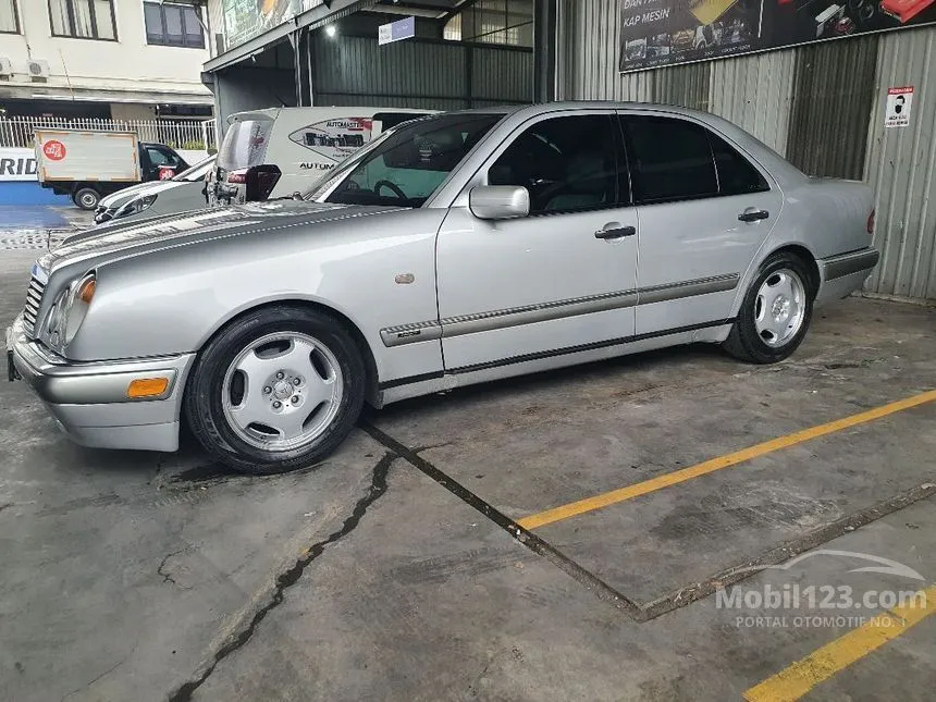 Jual Mobil Mercedes-Benz E320 1997 W210 3.2 Automatic 3.2 di Jawa Barat Automatic Sedan Silver ...
