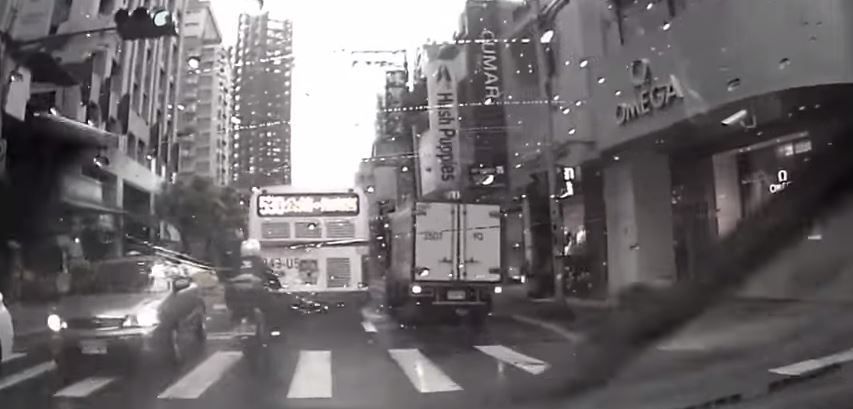 VIDEO: Motorcyclist Gets Stuck Between Vehicles While Lane Splitting ...