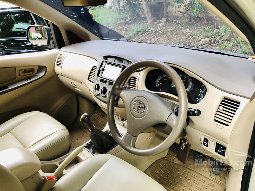 Jual Mobil Toyota Kijang Innova 2004 G 2.0 di Banten Manual MPV Silver ...