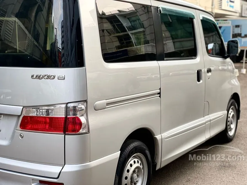 Jual Mobil Daihatsu Luxio 2015 D 1.5 di DKI Jakarta Manual MPV Silver ...