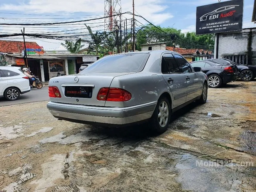 Jual Mobil Mercedes-Benz E230 1997 W210 2.3 Automatic 2.3 di DKI Jakarta Automatic Sedan Silver ...