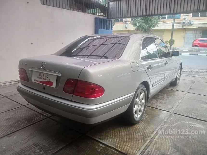 Jual Mobil Mercedes-Benz E230 1997 W210 2.3 Automatic 2.3 di DKI ...