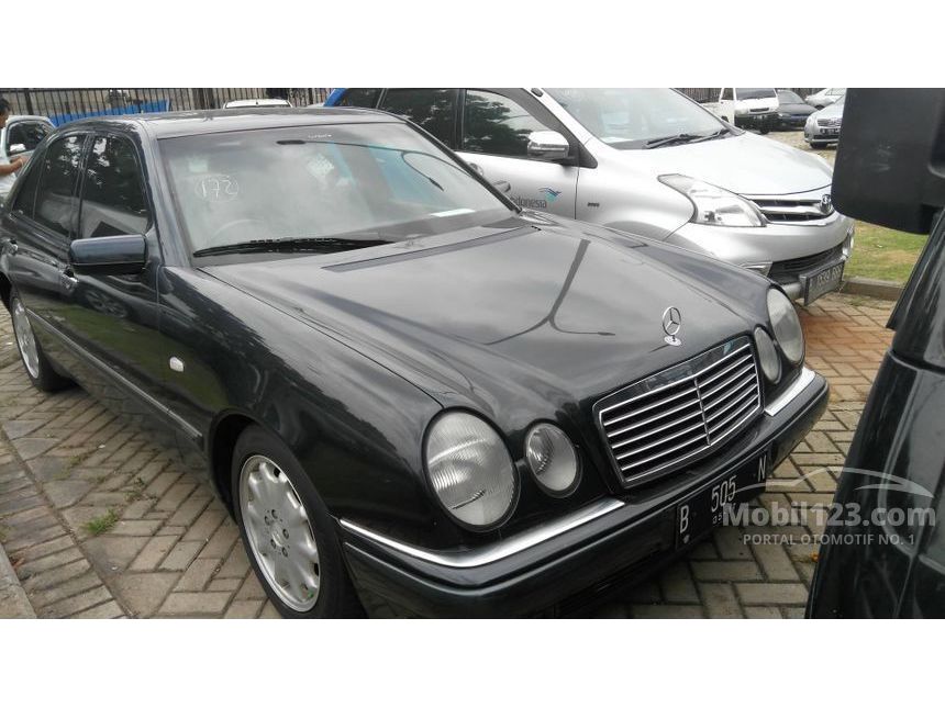 Jual Mobil Mercedes-Benz E320 1997 W210 3.2 Automatic 3.2 di DKI ...