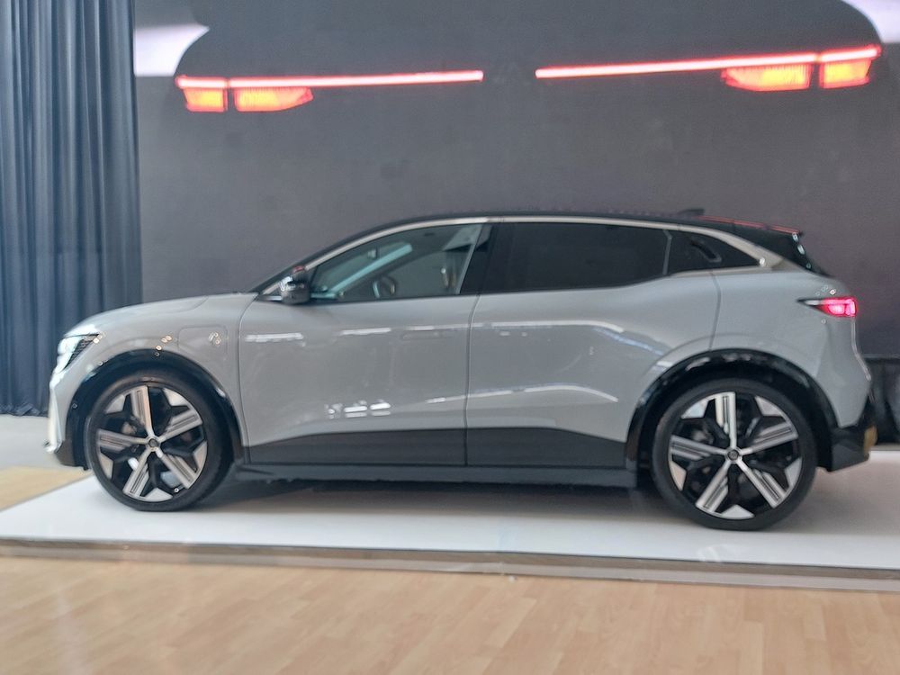 Harga dan Spesifikasi Mobil Listrik Renault Megane yang Baru Meluncur ...