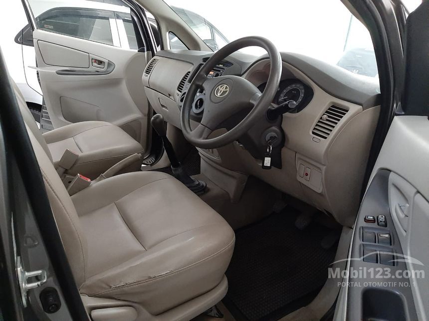 Jual Mobil Toyota Kijang Innova 2010 J 2.0 di Jawa Timur Manual MPV Abu ...