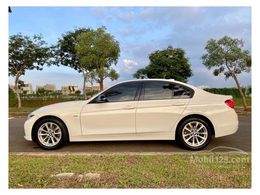 Jual Mobil BMW 320i 2016 Sport 2.0 di DKI Jakarta Automatic Sedan Putih ...