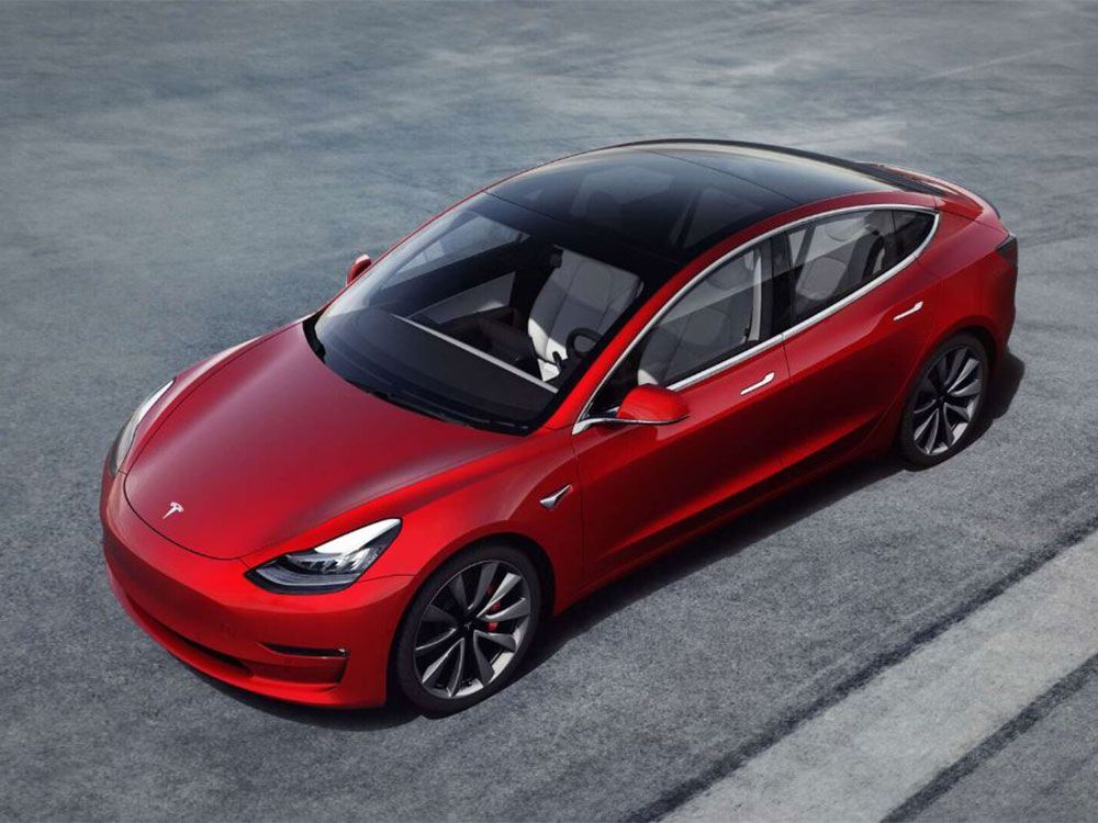 Luar Biasa, Charge Mobil Listrik dengan Panel Surya Portable Butuh ...