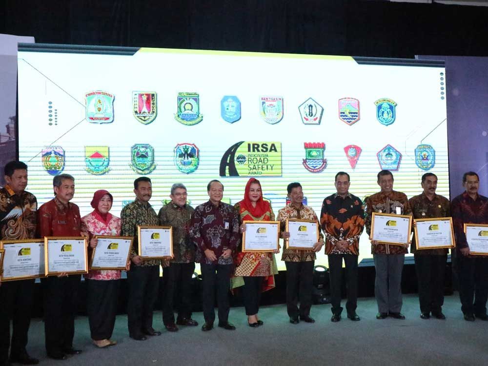 Adira Insurance Serahkan Penghargaan Indonesia Road Safety Award ...