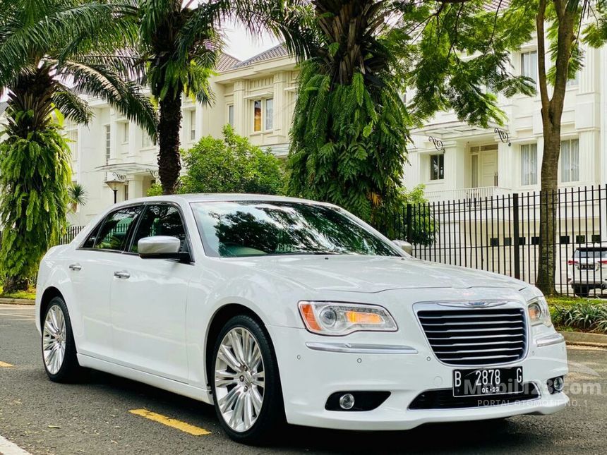 Jual Mobil Chrysler 300C 2012 SRT8 6.4 di Banten Automatic Sedan Putih ...